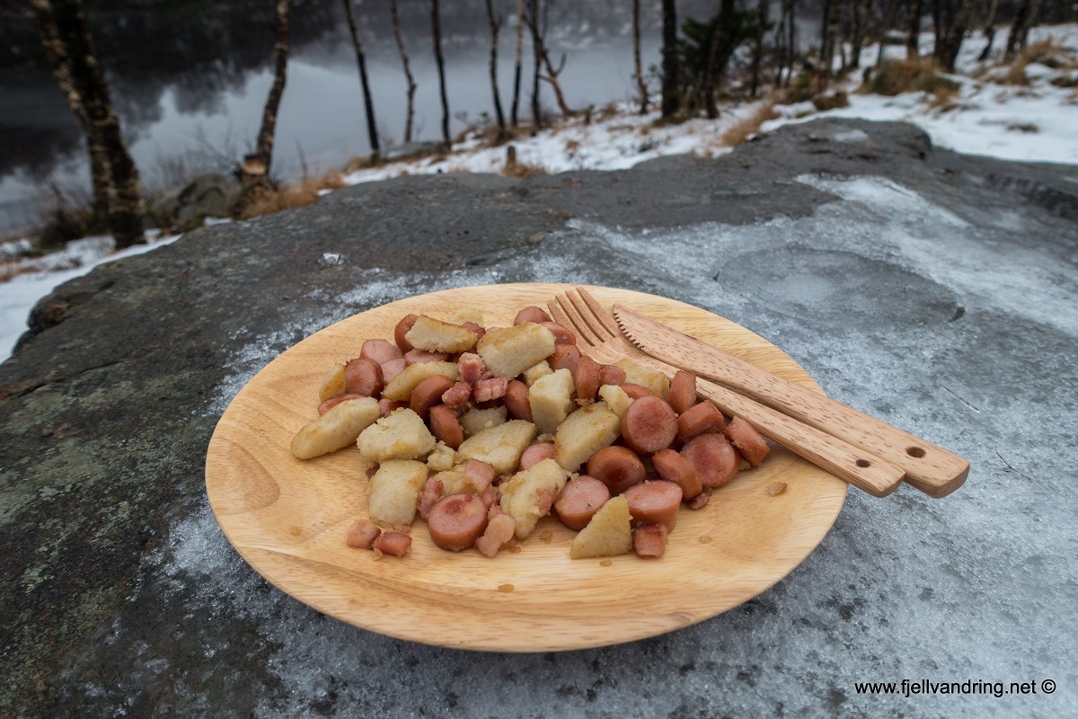 Bålstekt komle – Et tungt, men lettvint måltid – Fjell-Vandring AS